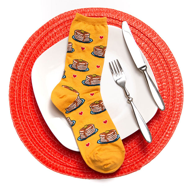 Novelty pancake socks laying flat on dishware -花瓣网