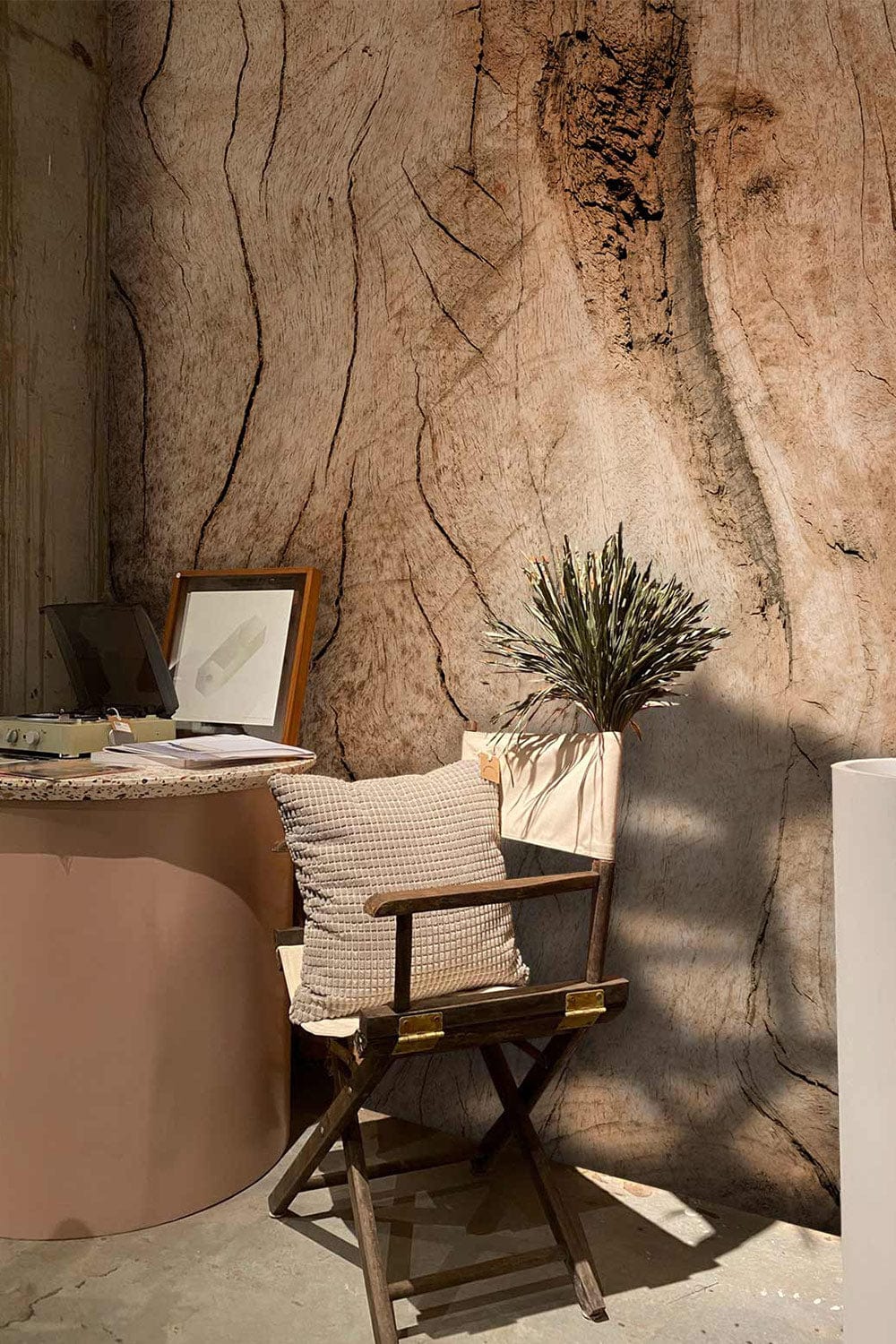 Natural and Trendy Brown Wallpaper Designs to Refresh Your Home Interi