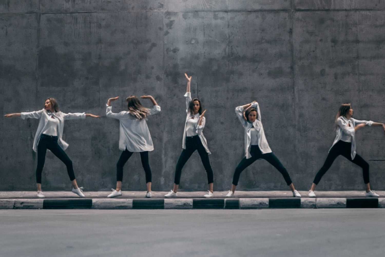 39+ Senior Pictures Ideas: Props, Poses, Locations