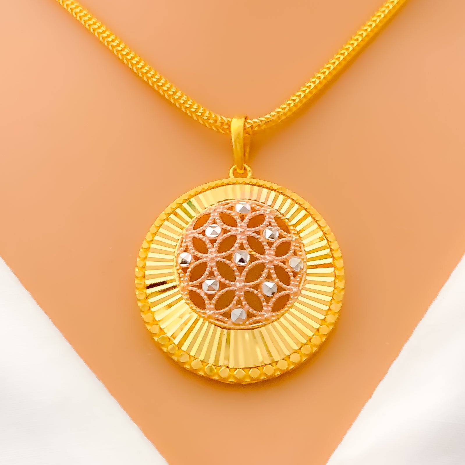Stunning Radiant Round 22K Gold Pendant Set-花瓣网